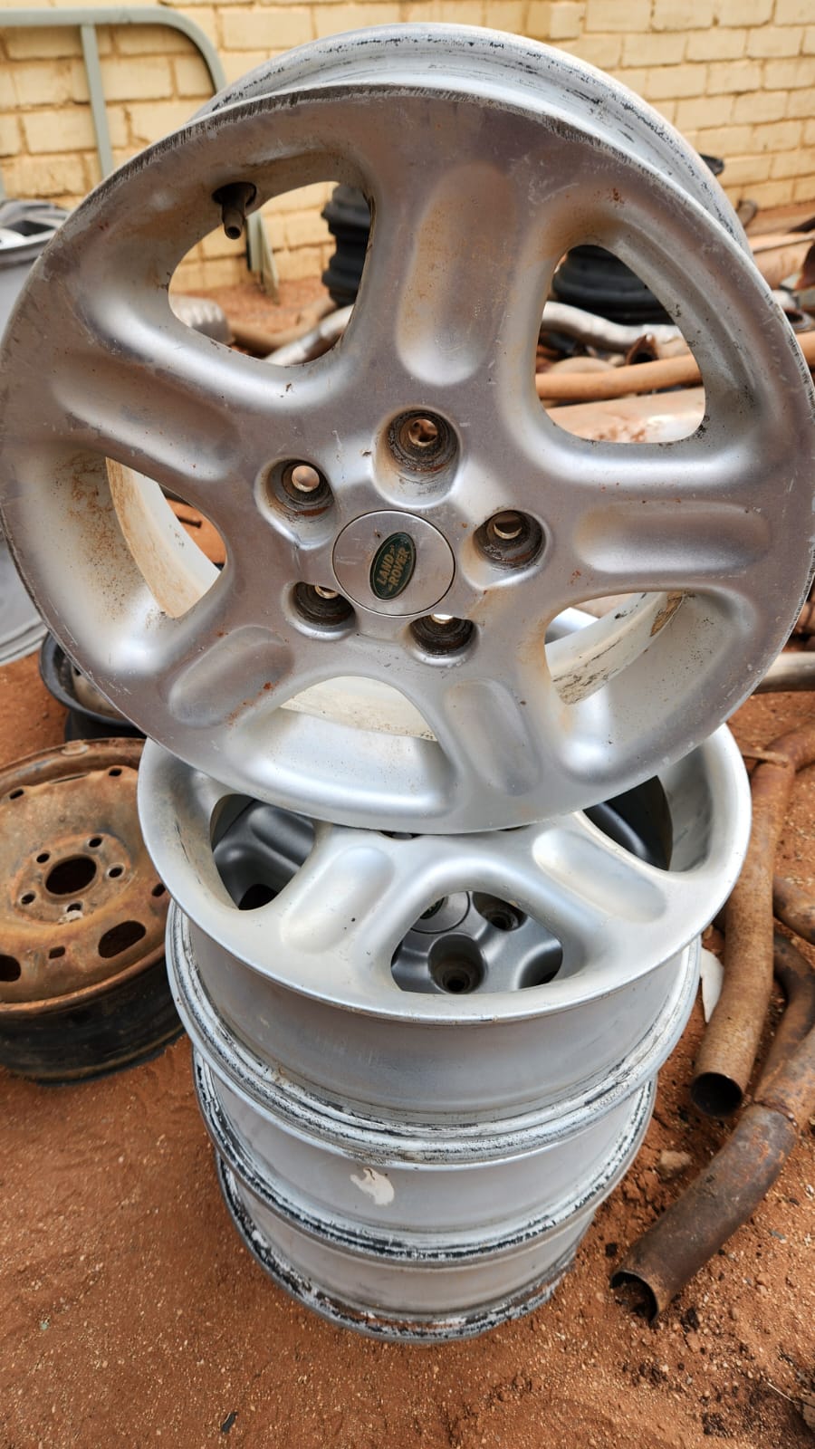 LAND ROVER 15″ RIMS – KW Scrapyard